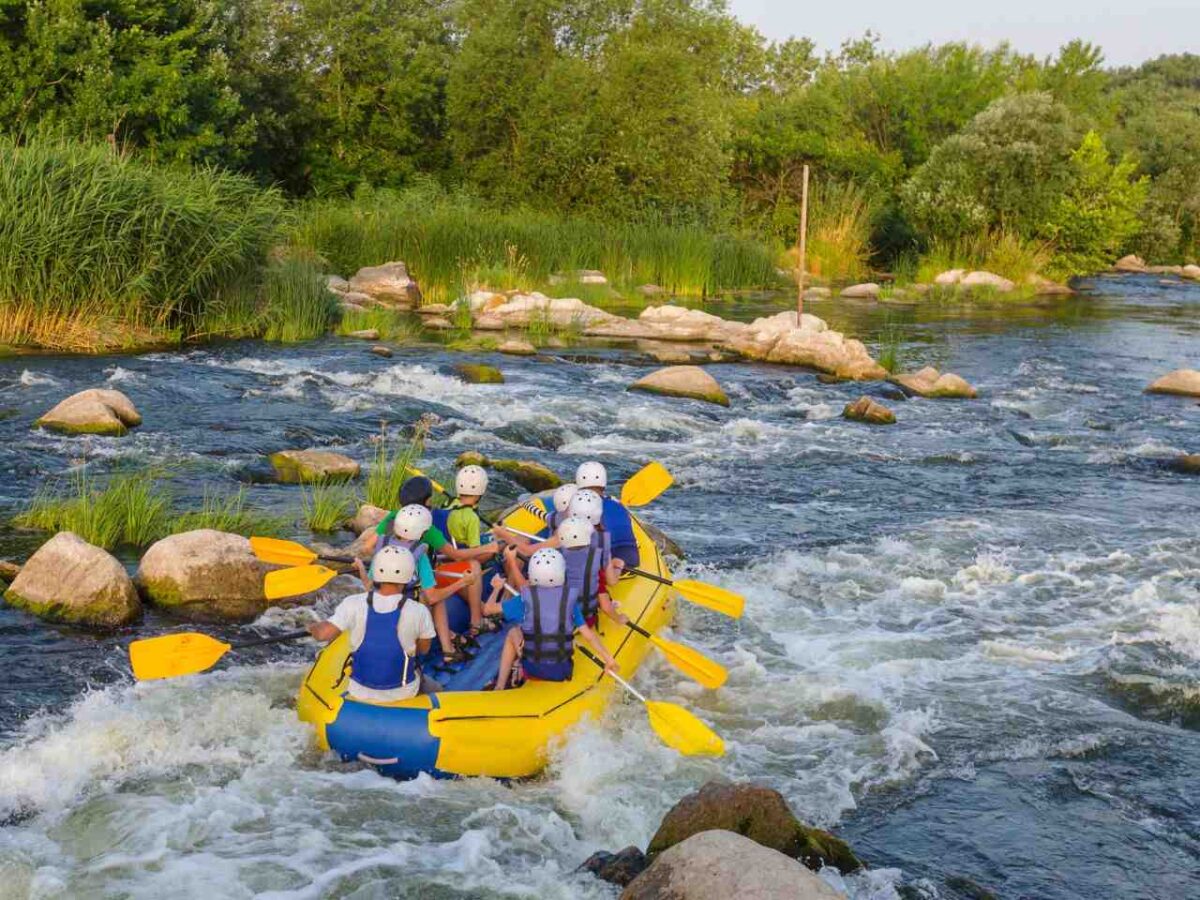 Rafting: o que é, onde praticar e quanto custa essa aventura na natureza